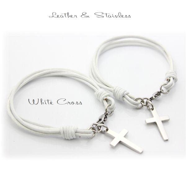 ホワイトレザーに鏡面仕上げの十字架を合わせた洗練された清潔感のあるブレスレットですバッグチャームとしてもおすすめです☆■留め金を含む長さ　約20cm■クロスチャームサイズ　15mm×22mm■素材　本皮、ステンレス316L