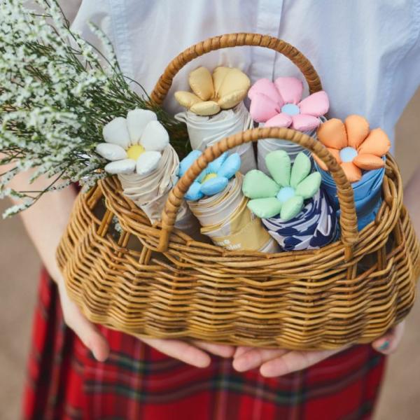 Ohana parasol 折り畳み傘ぷっくりとしたかわいいお花を傘の先端にあしらった「Ohana parasol」。雨の日には水をやり、晴れの日は太陽の光を浴びて育てるお花。他にはないオリジナリティ溢れるデザインで、持つ人の個性とくらしを...