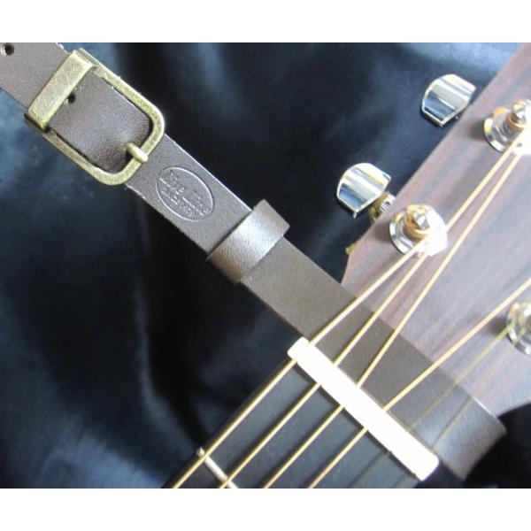 LiveLine のアコースティックギター・ストラップコネクターは、従来までのようにヘッドストックにひもをしばる手間がいらず、しかも演奏中に緩んだり外れたりする心配がありません。 脱着はストラップ側にあるリベットボタンの留め/外しで簡単に行...