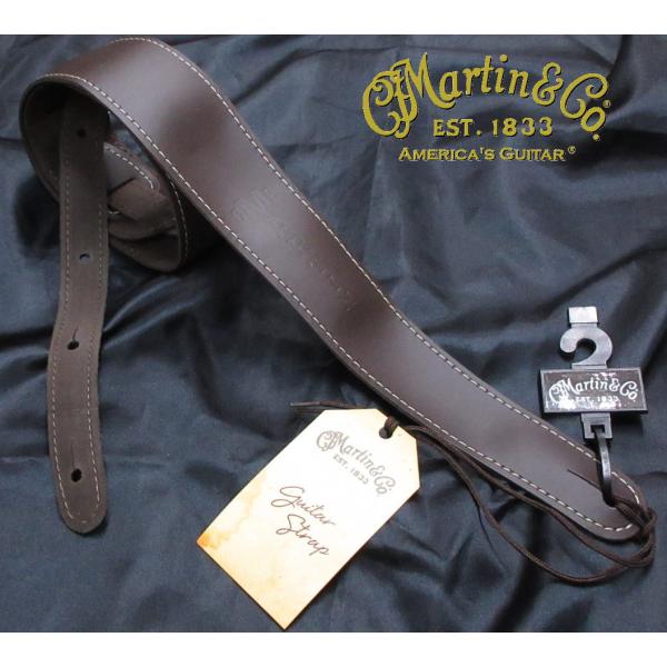 Martinのスリム・ストラップは厚さの薄い本革製ストラップです。ご購入後すぐに体にフィットする柔らかいストラップです。“縦ロゴのMARTIN”のデザインがとてもカッコイイです。本革製で、使い込むと経年変化により独特な風合いも楽しめます。