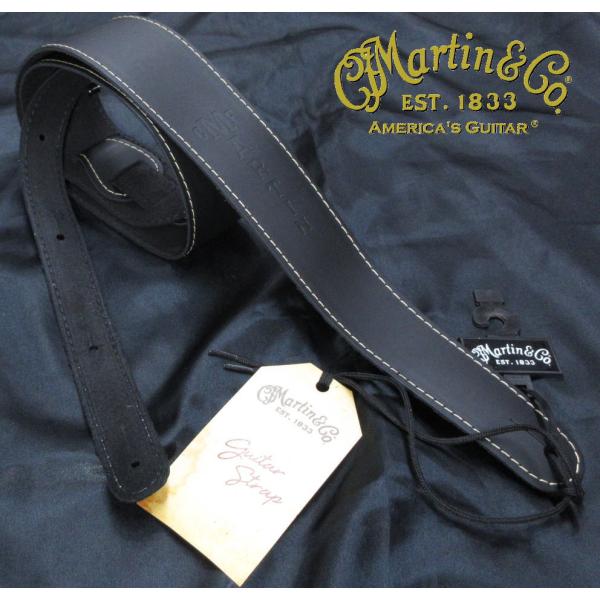 Martinのスリム・ストラップは厚さの薄い本革製ストラップです。ご購入後すぐに体にフィットする柔らかいストラップです。“縦ロゴのMARTIN”のデザインがとてもカッコイイです。本革製で、使い込むと経年変化により独特な風合いも楽しめます。