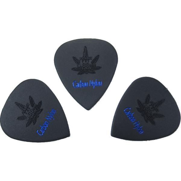 ピックボーイのカーボン・グラファイト＋ナイロン66製のピックです。素材が非常に硬いためピックの反りが少なく、削れにくいのが特徴です。先端が鋭角で速弾きギタリストにお薦めです。