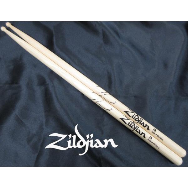 Hickory Series の 7A WOOD - NATURAL DRUMSTICK は、細めのグリップと小さめのチップで軽いタッチの表現や、ピンポイントのアタック表現に適しています。13.3Ｘ394mm