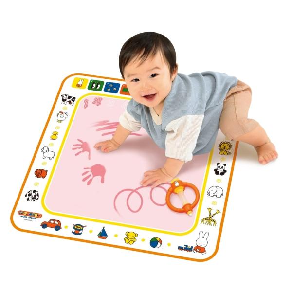 付属のペンに水道水を入れれば準備完了！布製シートは水で描くと発色し、乾くと消えるので洋服や周囲を汚すことなく何度でも繰り返しお絵描きできます。手型や足型も押して遊べます。折りたためるから片付けもカンタンです。専用ペンは小さなお子様の手に持ち...