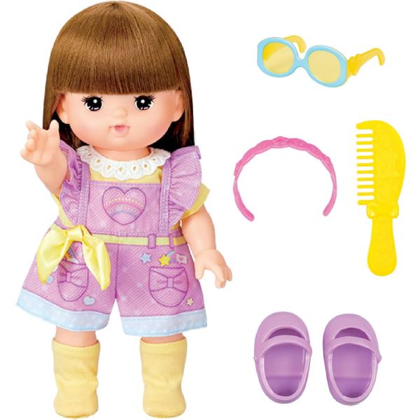 "ゆかいな「ゆかちゃん」。ボブヘアの女の子。カチューシャとサングラスをかけておでかけしましょ。サロペットのおようふくがとってもおしゃれ。【セット内容】ゆかちゃん、サロペット、パンツ、くつした、カチューシャ、サングラス、くし、くつ【対象年齢】...