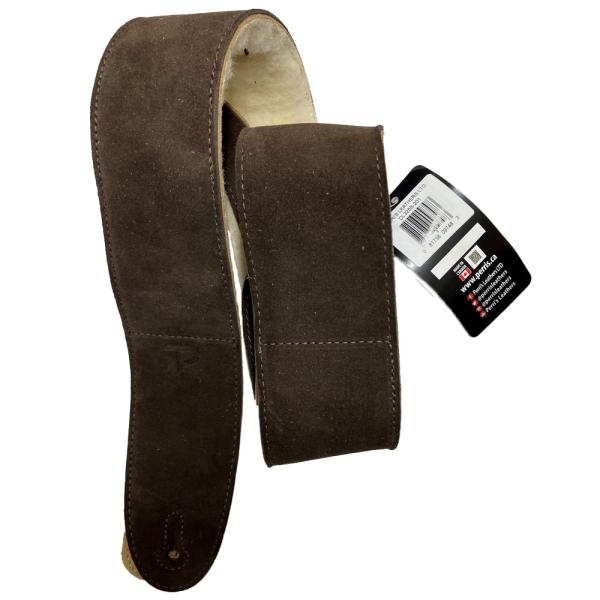 スエード製で肩にクッションがあります。幅：約6.5cm長さ：約125〜140cm