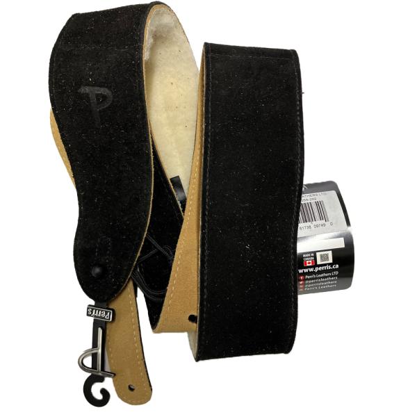 スエード製で肩にクッションがあります。幅：約6cm長さ：約126〜142.5cm