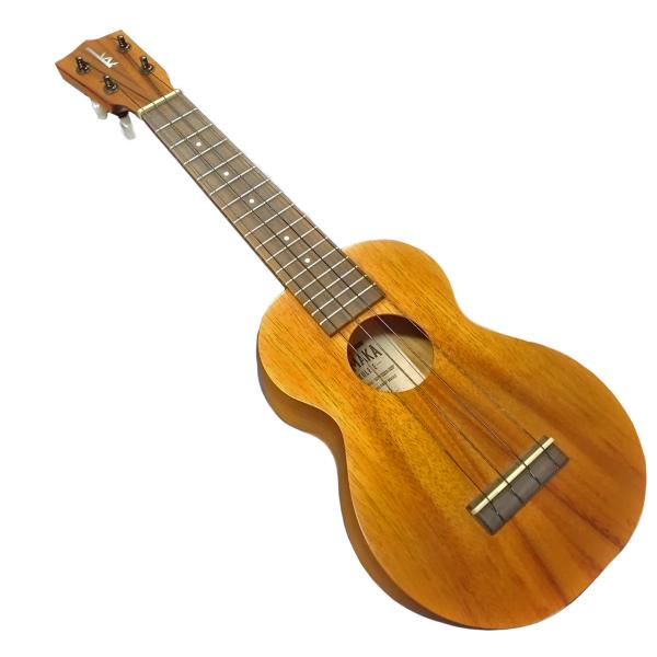 HF-1は、KAMAKAウクレレの中でもポピュラーでスタンダードなモデル。コンパクトなサイズで扱いやすいスタンダード（ソプラノ）は、老若男女問わずオススメできます。ハワイアンコア製の小さいボディからは、このサイズからは想像できないほど奥深い...