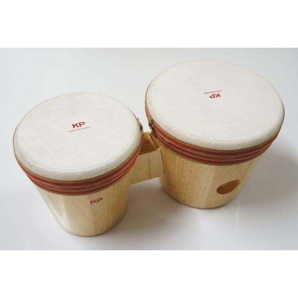 2つの音が楽しめるベビーボンゴ。手で持って遊んでもフロアーに置いても◎お座りできるようになったら、すぐにお遊び頂けます。赤いラインの入ったオリジナルテープがかわいいアクセントに♪ ■サイズ 130×250×125mm ■素材 ラバーウッド(...