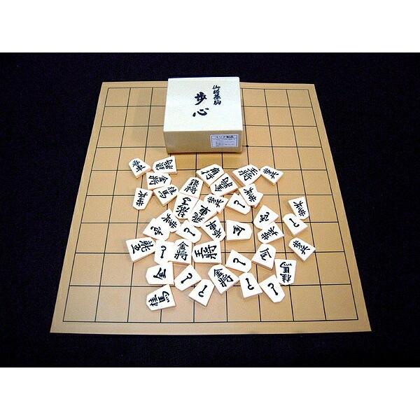 大変お手頃なプラスチック将棋駒と塩化ビニール将棋盤のセットです。駒はユリア樹脂製で、書体は読みやすく、プラ製の外箱も付属しております。盤は普段の練習将棋や研究用などで使う際も惜しげなく使うことができ、１つは持っておきたいアイテムです。指し味...