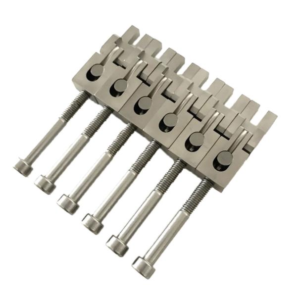 フロイドローズ・トレモロユニット用のチタン製サドルは、強度、耐久性、安定性、そして音色の面で究極のものです。最高級の高性能チタン合金を使用し、ハンドメイドで製作されており、これまでにない素晴らしい音色を実現しています。特殊設計されたチタン製...