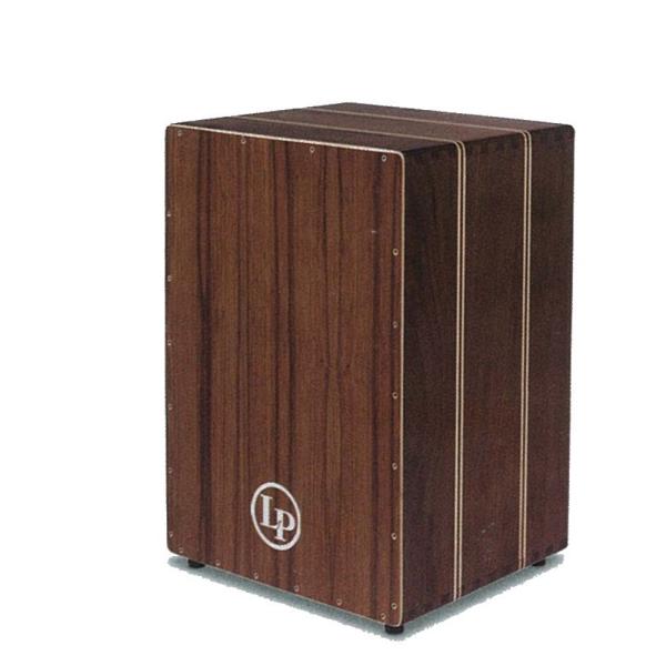 トップとサイドはSolid WalnutにAlmond woodのインレイで製作。バックはPineの積層板。イグエリージャ（トウゴマ）仕上げのサウンドボード。ペルー製。バッグ付。