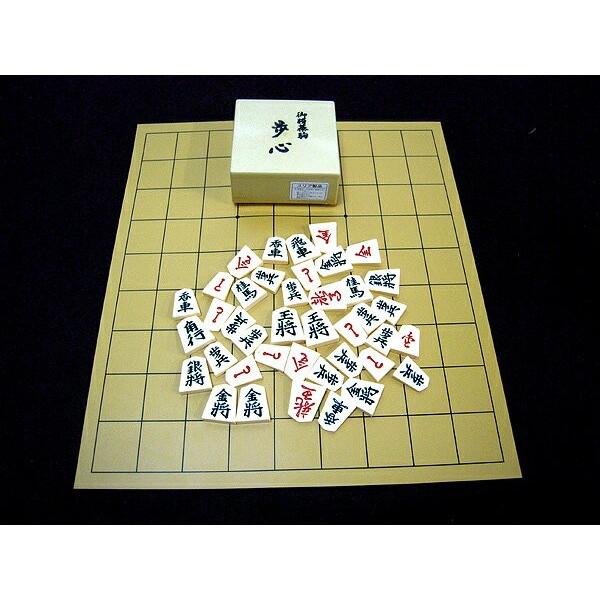 大変お手頃なプラスチック将棋駒と塩化ビニール将棋盤のセットです。駒はユリア樹脂製で、書体は読みやすく、プラ製の外箱も付属しております。盤は普段の練習将棋や研究用などで使う際も惜しげなく使うことができ、１つは持っておきたいアイテムです。指し味...