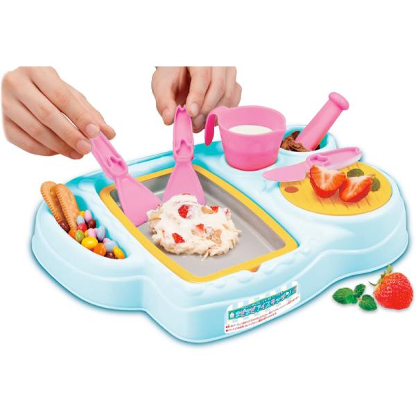 人気のアイスショップみたいなまぜまぜアイスがおうちで簡単に作れちゃう！  冷凍庫で凍らせたアイストレイに、アイスの材料を入れてまぜまぜしよう！好きな材料を砕いたり、果物をカットして混ぜることができます。  また、市販のアイスを使用し、アイス...