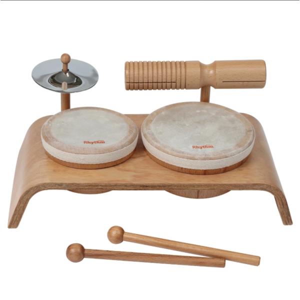 ドラムセットを始めやすいシンプルな仕様で年齢の小さいお子様にもおすすめです。ドラムの革は自然素材を染色する事なく使用しています。台座が低いのでテーブルに置いて叩きやすいドラムセットです！サイズ：135×315×155mm素材：ビーチウッド、...