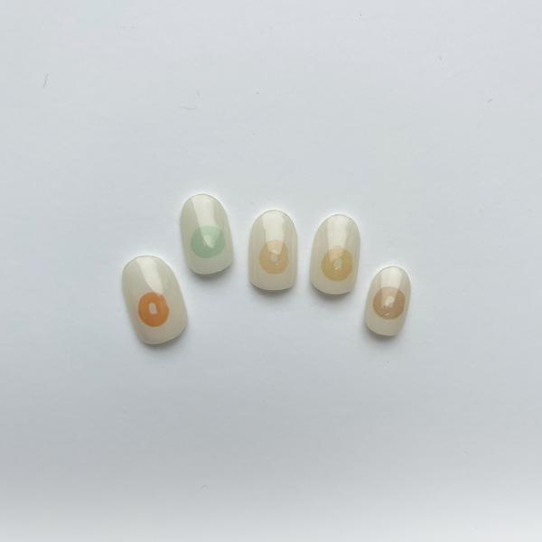 日本のネイルトレンドを牽引するネイリストが監修を行うジェルネイルシールブランド＜7nana -ナナ-＞と国際的に活躍するアーティスト・山瀬まゆみのコラボ商品の発売を記念したフェア「Artist Producing Gel Nails: 3s...