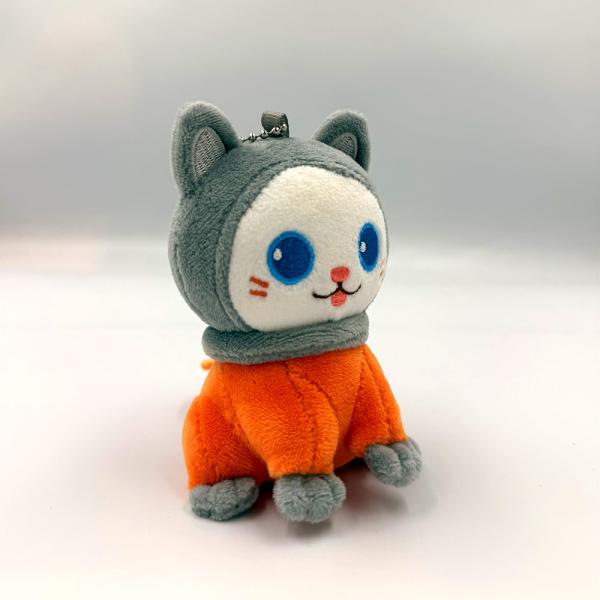 現代芸術家　ヤノベケンジ氏の作品「SHIP’S CAT（Muse）」をモチーフにした、手のひらサイズのぬいぐるみマスコットです。カバンなどにつけて一緒に出歩ける、ポールチェーン付き。