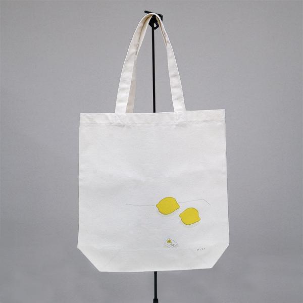 銀座 蔦屋書店限定安西水丸さんの初の俳句本『水丸さんのゴーシチゴ』の刊行を記念したフェア開催にあわせて制作されたオリジナルトートバッグ。ラインナップは「檸檬」「チケット」「handstand」の3種類です。どのイラストも安西水丸さんらしい抜...