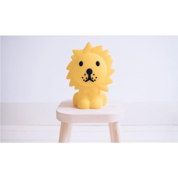 いつもそばで見守ってくれる、やわらかなミッフィーたちのLEDライトミッフィーの絵本にも登場し、隠れた人気キャラクターでファンも多いライオンが、FIRST LIGHTになりました！ぬいぐるみのような感覚で旅行などにも持っていきやすく、いつも一...