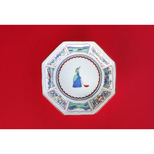 カニが散歩している八角の小皿。海のモチーフを有田焼の伝統的な色彩で描きました。少し深さがあるのでさまざまな料理でお使いいただけます。