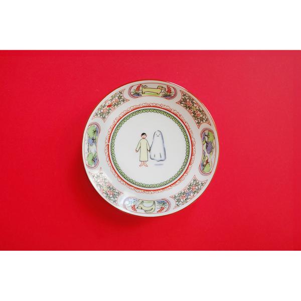 おばけの友だちを描いた丸小皿。おばけの輪郭を一部描かないことで、盛絵具の透明感を生かしました。2人の周りには動物の友だちや風景を散りばめています。