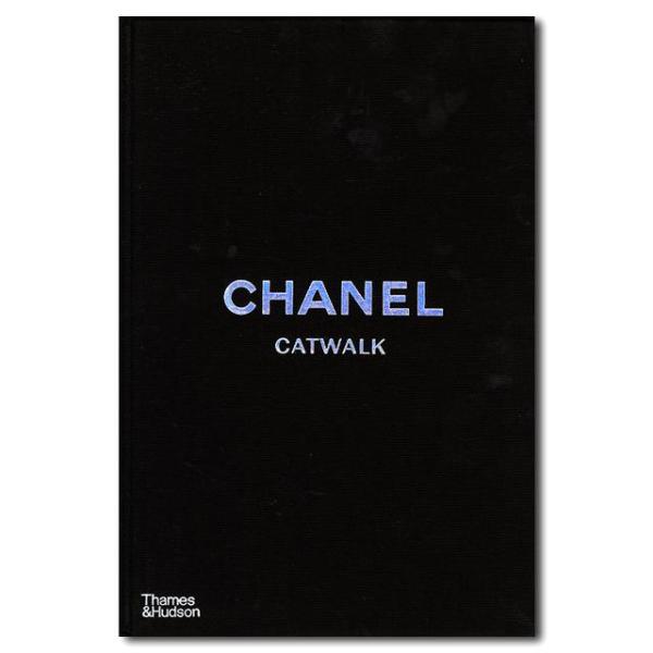 『Chanel Catwalk』は、カール・ラガーフェルドによるシャネル全コレクションを収録した初の書籍で、世界的ベストセラーとなりました。本改訂版では、ラガーフェルドの最終コレクションと後継者ヴィルジニー・ヴィアールによる28の新作が追加...