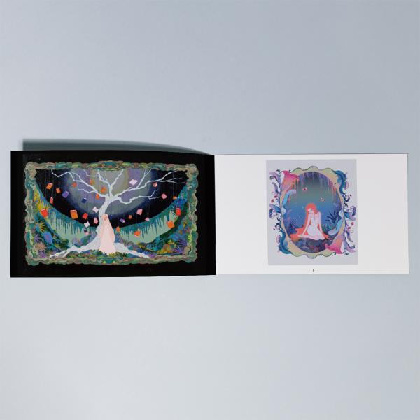 【発売日：2024年04月04日】八館ななこ作品展「Embrace Spring」開催時に作成されたZINEです。展示向けに描き下ろした作品も掲載。