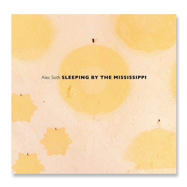 写真家・Alec Soth（アレック・ソス）のファースト写真集『SLEEPING BY THE MISSISSIPPI』がイギリスの出版社から待望の復刊を果たしました。今まで幾度か再版されましたが、いずれも絶版になっており、現在古書市場でも...