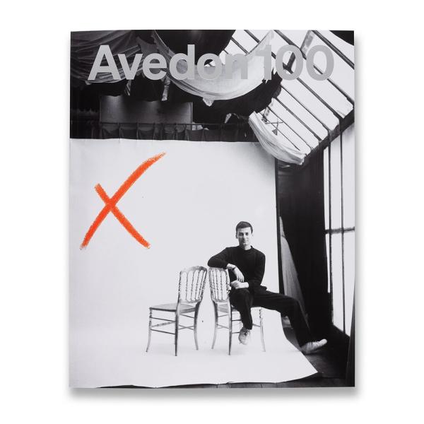 『Avedon 100』は、リチャード・アヴェドンの生誕100周年を記念してGagosianで開催された展覧会にあわせて出版されました。展覧会では、150人以上の著名なアーティスト、デザイナー、ミュージシャン、作家、キュレーター、ファッショ...