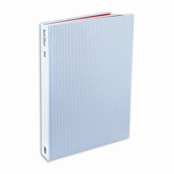 アメリカ人アーティスト、バック・エリソンの作品集。一見、アメリカの裕福な白人家庭やアイビーリーグの学生の習慣・嗜好を軽やかに再現しているように見えますが、その根底に潜むのは、白人らしさや富・特権がどのように維持され、その固定概念が如何に社会...