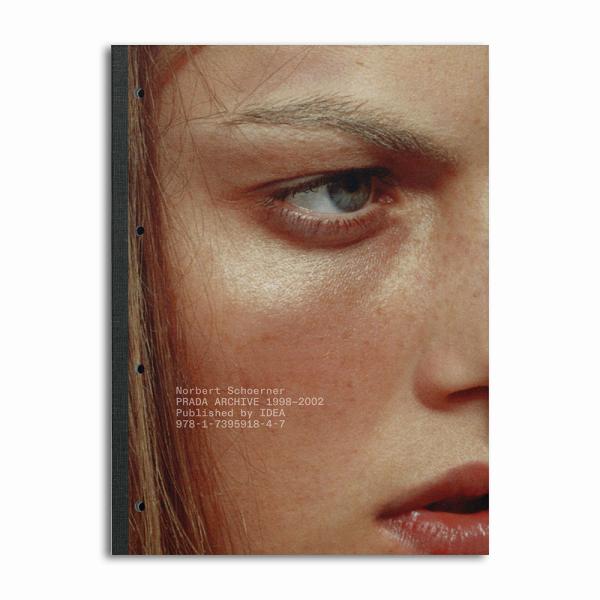1500部限定ロンドン在住のドイツ人フォトグラファー、ノーバート・ショルナーが1998年〜2002年に撮影したPRADAのキャンペーンヴィジュアルが待望の書籍化。PRADAのキャンペーンビジュアルを担当していたグレン・ルックフォードの後任と...