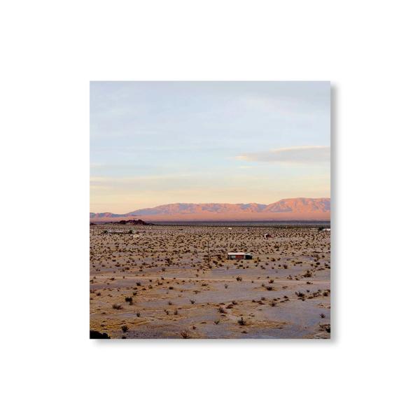 アメリカ人フォトグラファー、ジョン・ディヴォラ（John Divola）の写真集。本書は2000年に刊行された同作のリマスター版として2025年に刊行されました。ロサンゼルスは地方分権的な都市であり、元来アメリカ人は周縁部に向かう傾向にあり...