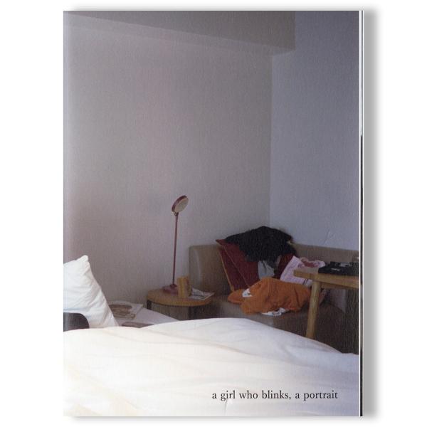 写真家の笠原颯太による写真集。1999年生まれの作家は、武蔵野美術大学を卒業し、ホンマタカシのアシスタントを務めています。--------------------「a girl who blinks, a portrait」（訳:瞬きをする...