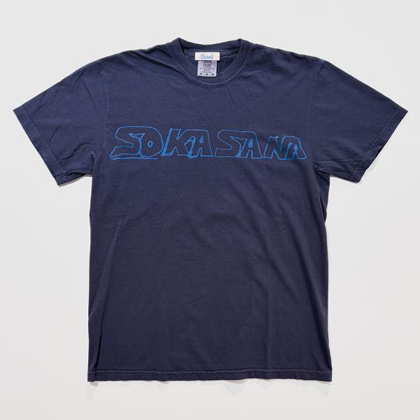 写真家・佐内正史とミュージシャン・曾我部恵一によるユニット「擬態屋」Tシャツの第2弾。擬態屋の2ndアルバムのリリースにあわせて制作され、背面にタイトル『Strong memory』の文字が入ります。素材：コットン100%サイズ：M・L・X...