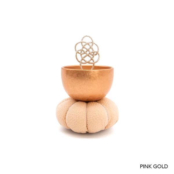 ざふりん手のひらにすっぽり収まる、小さくてかわいいおりん。柔らかな色彩の座布（ざふ）と組紐を使用したりん棒を組み合わせた「ざふりん」は、思わず笑みが溢れるような愛らしい存在感。座禅で使われる座布に佇む「ざふりん」から響く澄んだ音色は、日常に...