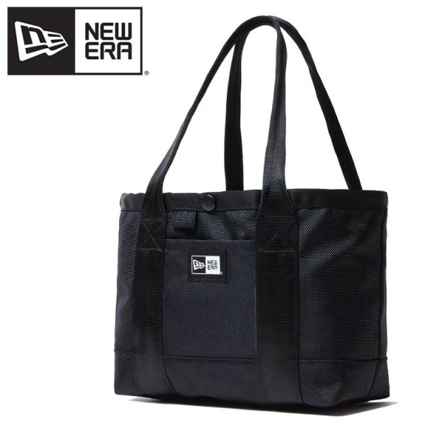 ちょっとした外出時に便利な小型サイズのミニトートバッグ。「ニューエラ」製らしく機能面にもこだわった仕様です。ゴルフのラウンド時のサブバッグとして、ドリンクやタオルなどを持ち運ぶジムバッグとしても活躍します。・悪天候時に雨の侵入を防ぐファスナ...