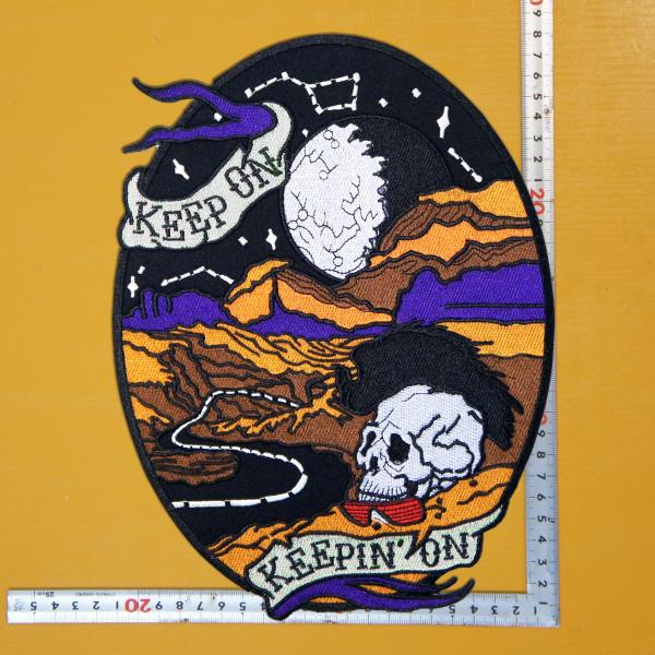 大きいワッペン。ファッションのカスタムにばっちりだぜ！アイロンで付くお手軽ワッペンだぜ！デニムやシャツ、バッグなどのアクセントにどうだい？◆寸法　タテ28cm ヨコ21cm熱に弱い素材、撥水加工など、アイロンで付きにくい素材は、手芸用ボンド...