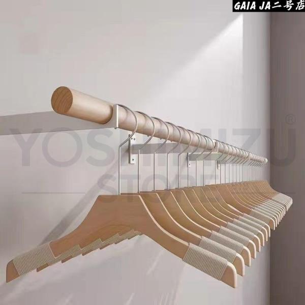 【レトロデザイン】この壁掛け式ハンガーレールは、美しい無垢材のパイプとしてデザインされており、さまざまなスタイルの部屋に簡単に合わせることができます。さらに、両端には金属製のブラケットが固定されているため、ハンガーが簡単に滑り落ちません。【...