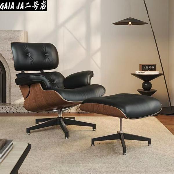 【最高の贅沢チェア】インテリアブランドのラウンジチェア、脚を伸ばせるオットマンとセットです。【身体を包み込むチェア】ヘッドレスト、アームレスト、オットマンで全身を預けられる仕様です。【モダンデザイン】最大の特徴は美しいプライウッド成型の木目...