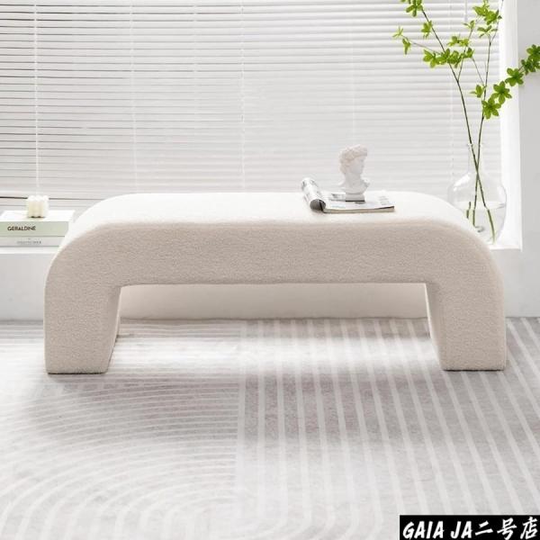 シェルパベンチオットマン：プレミアムフェイクファーベンチは快適で、あなたとあなたのお子様はその上で休んでリラックスできます。あなたの小さなペットは、この高品質のクッション付きフットレストスツールでくつろぐのが大好きです。私たちのベンチは、頑...