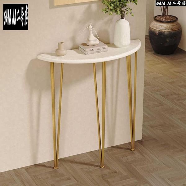 【装飾ディスプレイ機能】: このモダンなコンソールテーブルは、金属製の脚と半円形の無垢材のテーブルトップが特徴で、シンプルで魅力的な外観を作り出します。精巧でコンパクトなデザインが空間に活気を与えます。装飾品を飾るスペースを設ける【無垢材の...