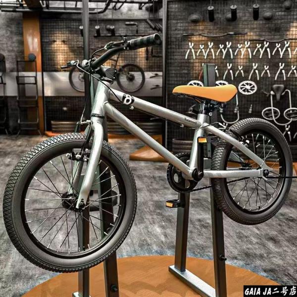 【高品質素材】：高性能な超高炭素鋼が特徴のクロスバイクです。軽量かつ剛性が高く、加速力やスピードに優れています。ショック吸収性に優れたフレームにより長時間のライドでも疲れにくく快適です。【サイズガイド】16インチの子供用マウンテンバイクスー...