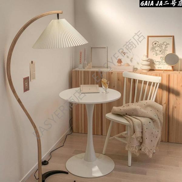 手作業で測定します。2 ~ 4CM程度の誤差をお願いします。【セット内容】フロアランプ×1【素材】ベース：無垢材シェード：布【サイズ】33×150×32（cm）電球口金E27【カラー】●ホワイト●ブラウン●レッド●グリーン●ベージュ【特徴】...