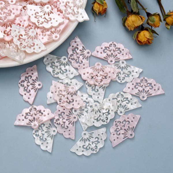 商品名:アセテートチャーム　扇子　和風　100個入り  gaikicraftお問い合わせ番号(商品管理番号)：「ora2162」この商品は弊社の在庫管理システムにより、お届くまで1~2週間ほどかかります。 早くお届けたい場合は即納商品のみご...