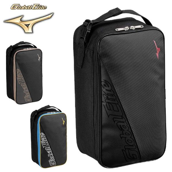 合成皮革の数量限定シューズケース。柄入り生地を採用した限定シューズケース。上部持ち手はバックルでネットなどに取付可能。サイズL33×W13×H18cmカラー93：ブラック×カーキ95：ブラック×ゴールド96：ブラック×レッド素材ポリエステル...