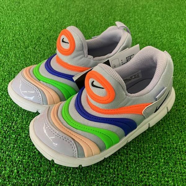 柔軟性に優れた自然な履き心地。ナイキ フリー ダイナモは、あらゆるパーツに抜群の柔軟性を備え、小さな足の自由な動きをサポート。スリップオンデザインで、着脱も簡単です。特長柔らかく柔軟性に優れた素材で、つま先の自由な動きをサポート。波型の合成...