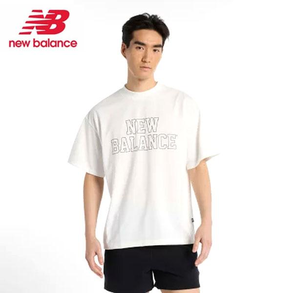 コットンライクなポリエステル100%素材のショートスリーブTシャツです。オーバーサイズのゆったりとしたボックスシルエットが、細身のボトムとの相性抜群。フロントのブロックタイプのNBロゴプリントと、左裾のピスネームタグがデザインのアクセントに...