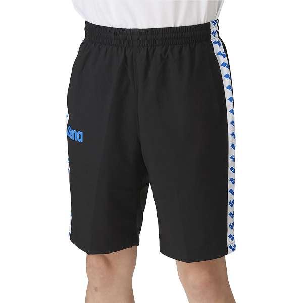 チーム用の布帛ハーフパンツです。フィットシルエットですっきり見えるパターンを採用しています。アリーナの定番ライン使用デザインです。●カラーBKBU：ブラック×ブルー●素材ARNウーブン●原産国中国