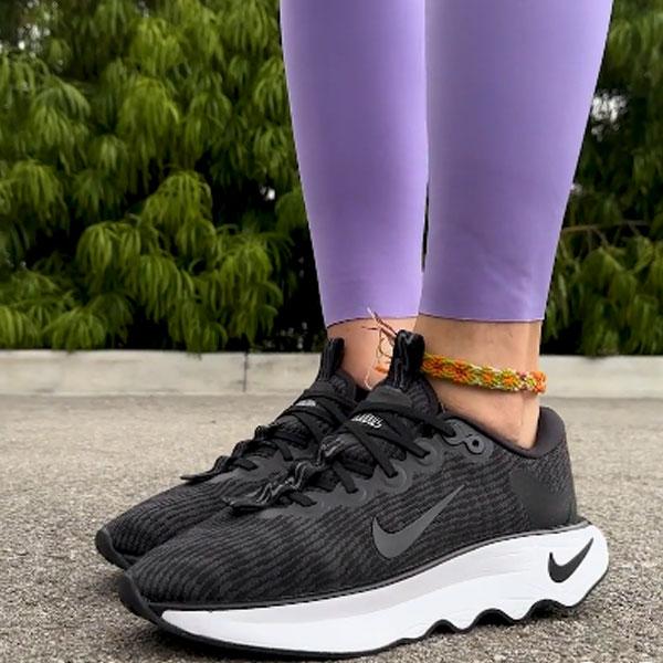 究極の快適性で歩けるようにデザインされたナイキ モティバは、Nike最高レベルのクッショニングを発揮。高さのあるフォームスタックとアウトソールのComfortgrooveイノベーションが、衝撃を吸収します。大胆なロッキングチェア構造が、前進...