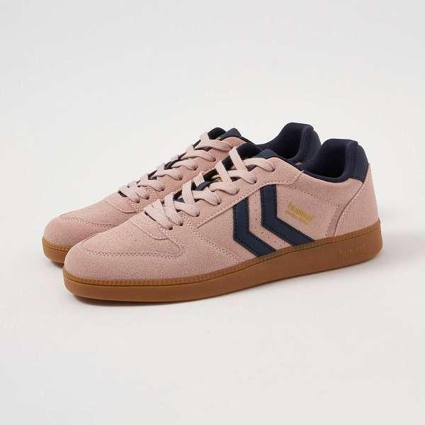 Handball Perfektはクラシックアーカイブで、hummelのインドアスポーツでの強固なポジションと歴史を表すアイテムでした。その特有のスリムなアウトソールデザインとシンプルなパネルアッパーが特徴です。メンズ・ユニセックス ●素材...